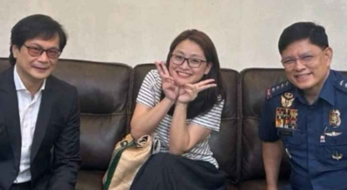 Sec. Abalos, nagpaliwanag sa larawang naka-'peace sign' si Alice Guo-Balita